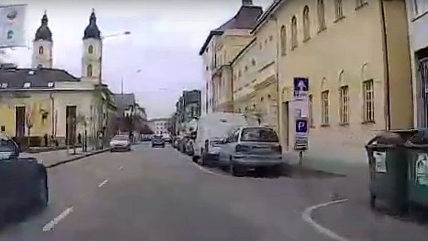 SZON - Videó: Forgalommal szemben hajtott Nyíregyházán, hajszál híján ... SZON - Videó: Forgalommal szemben hajtott Nyíregyházán, hajszál híján ...