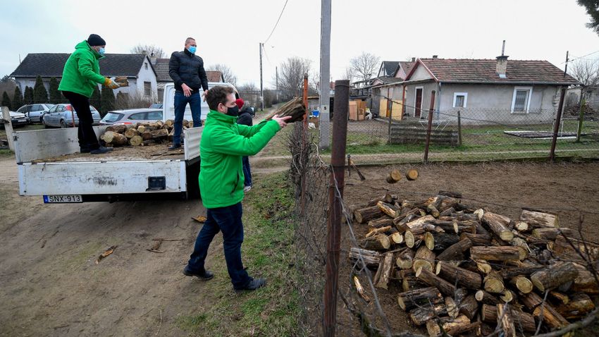 SZON - Ismét tűzifával segít a Magyar Református Szeretetszolgálat SZON - Ismét tűzifával segít a Magyar Református Szeretetszolgálat