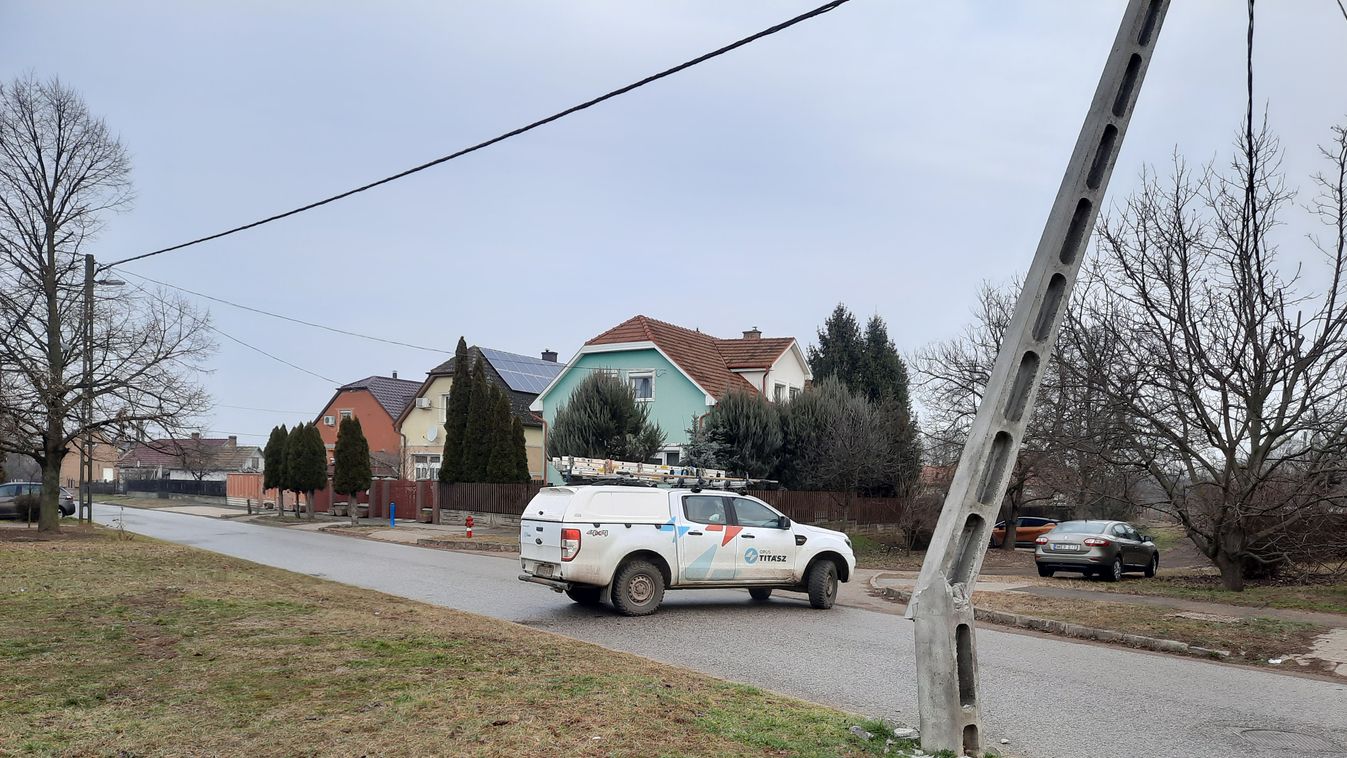 SZON - Villanyoszlopnak ütközött