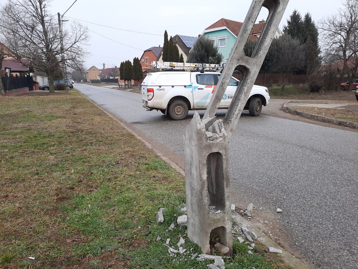 Villanyoszlopnak ütközött
