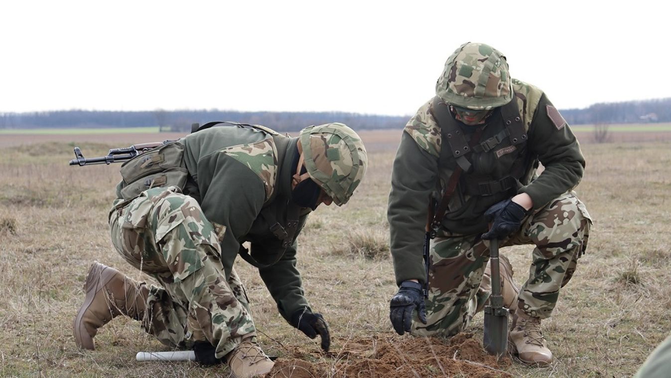 Ütemesen haladnak a katonák kiképzésével