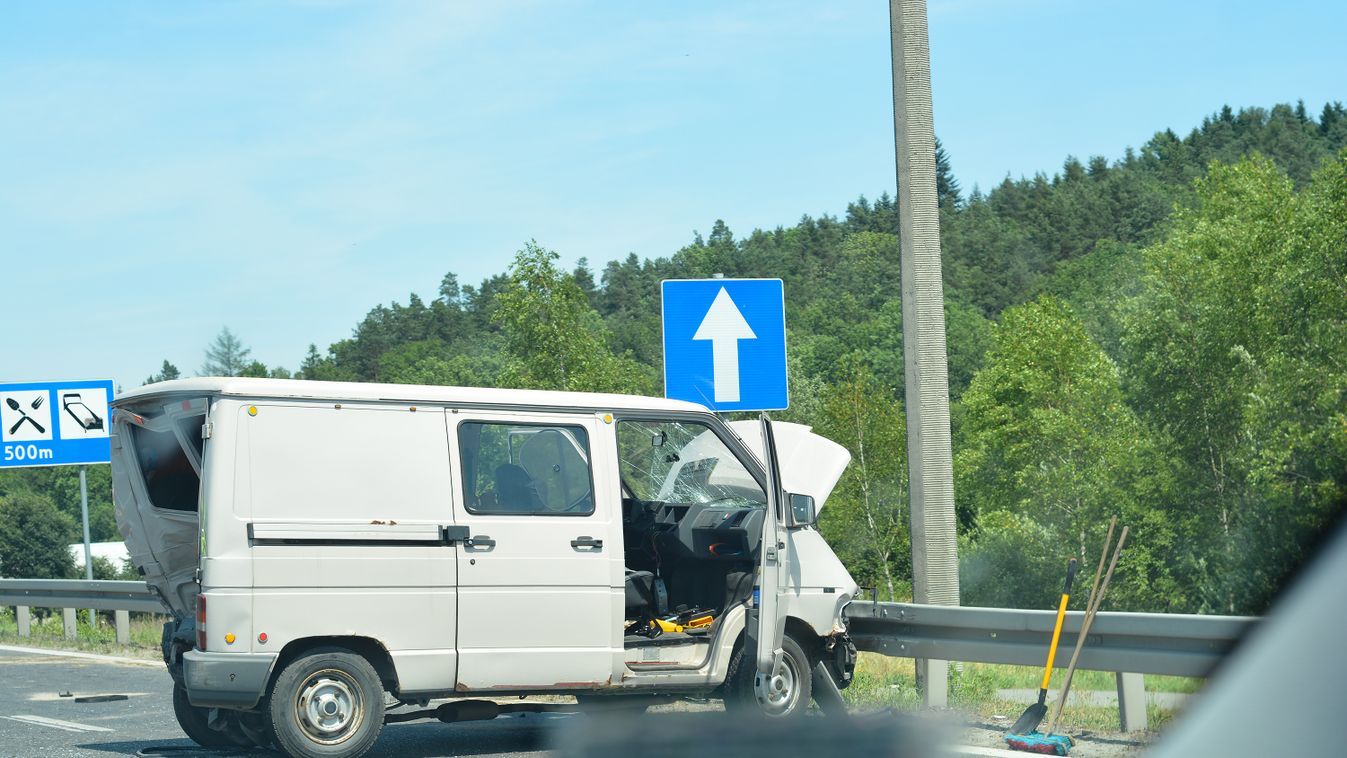 SZON - Kisbusz és személyautó karambolozott az M3-ason, Nagykállónál