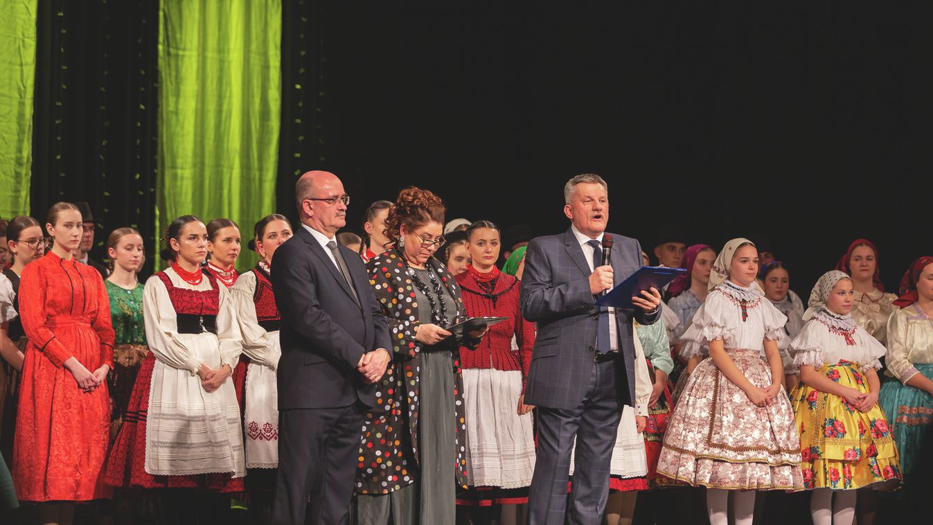 Néptáncosok a VMKK színpadán