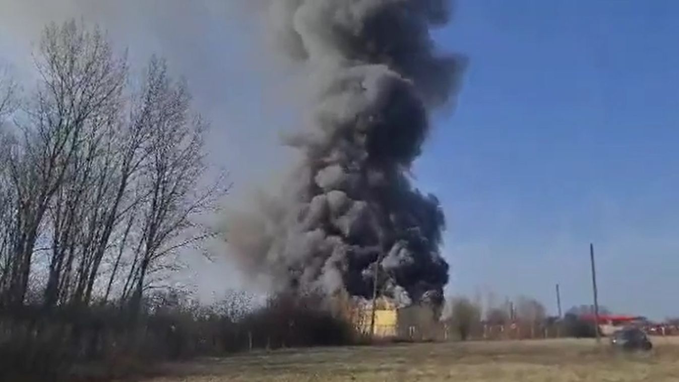 Csarnoképület ég Fehérgyarmatnál (Videó)