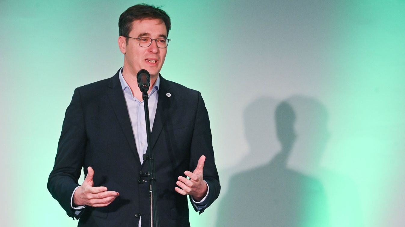 Hova tűnt a Momentum-logó Karácsony Gergely mögül?