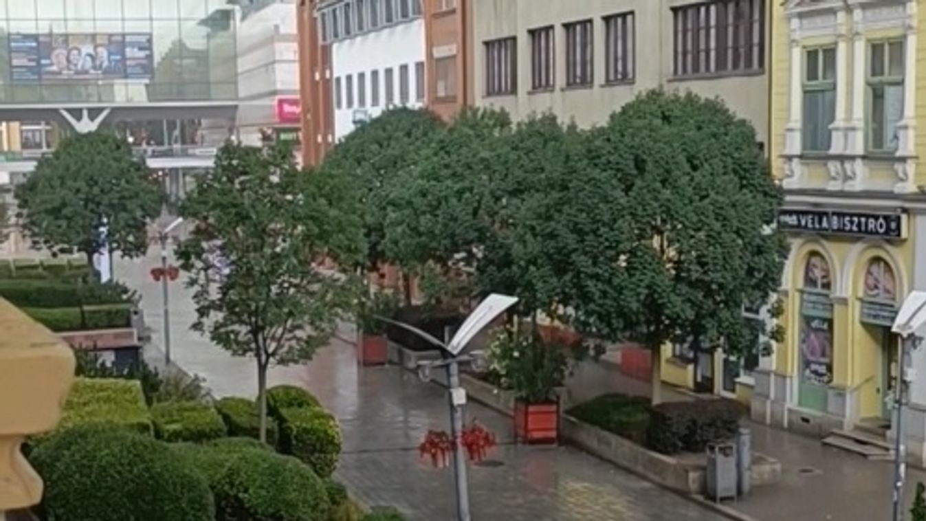 Menetrend szerint érkezett, elmosta a szalonnasütést