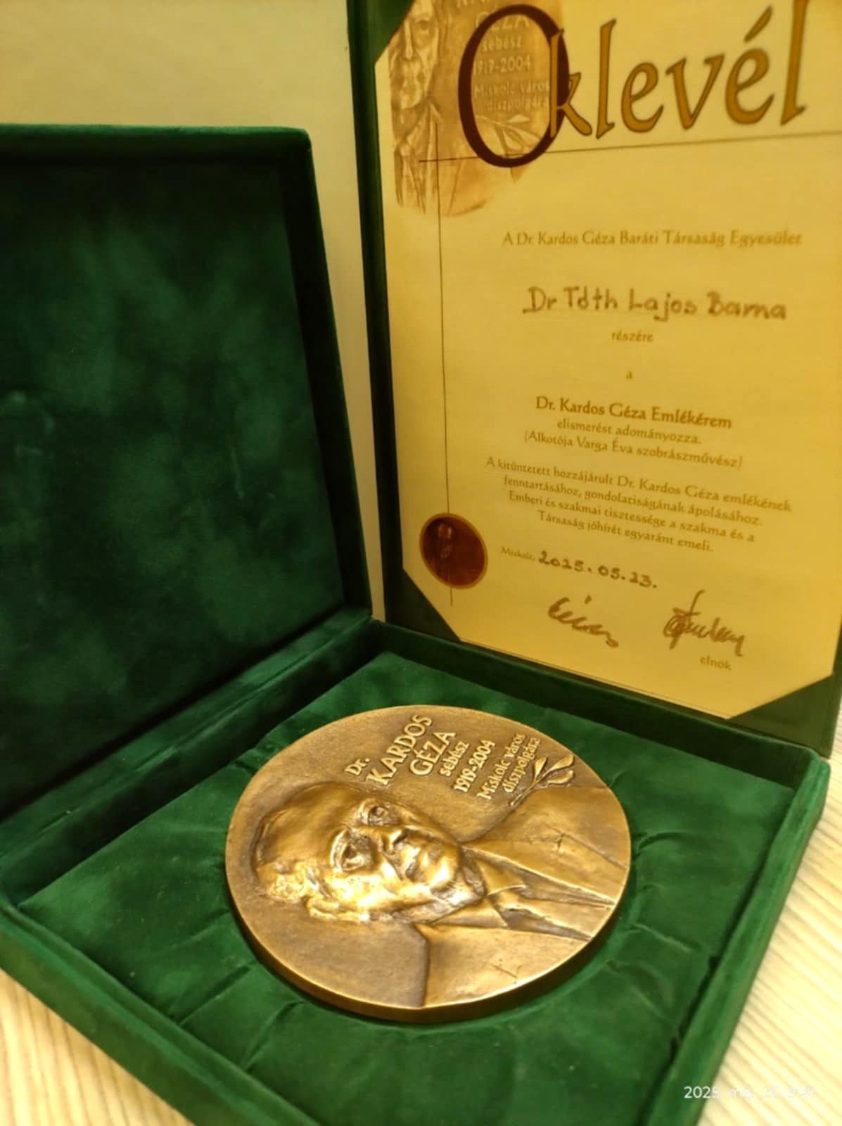Elismerés: Dr. Kardos Géza-emlékéremmel tüntették ki dr. Tóth Lajos Barnát.