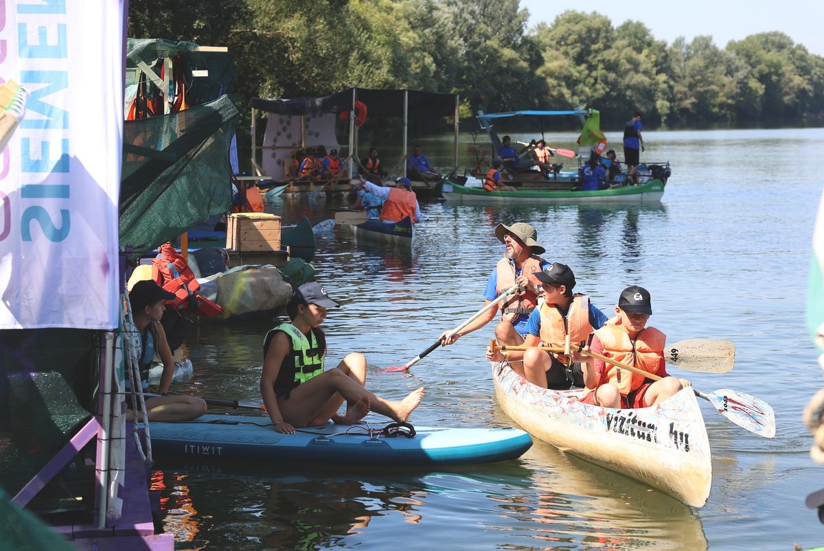 A PET Kupa során szemetet szednek a Tisza árteréből