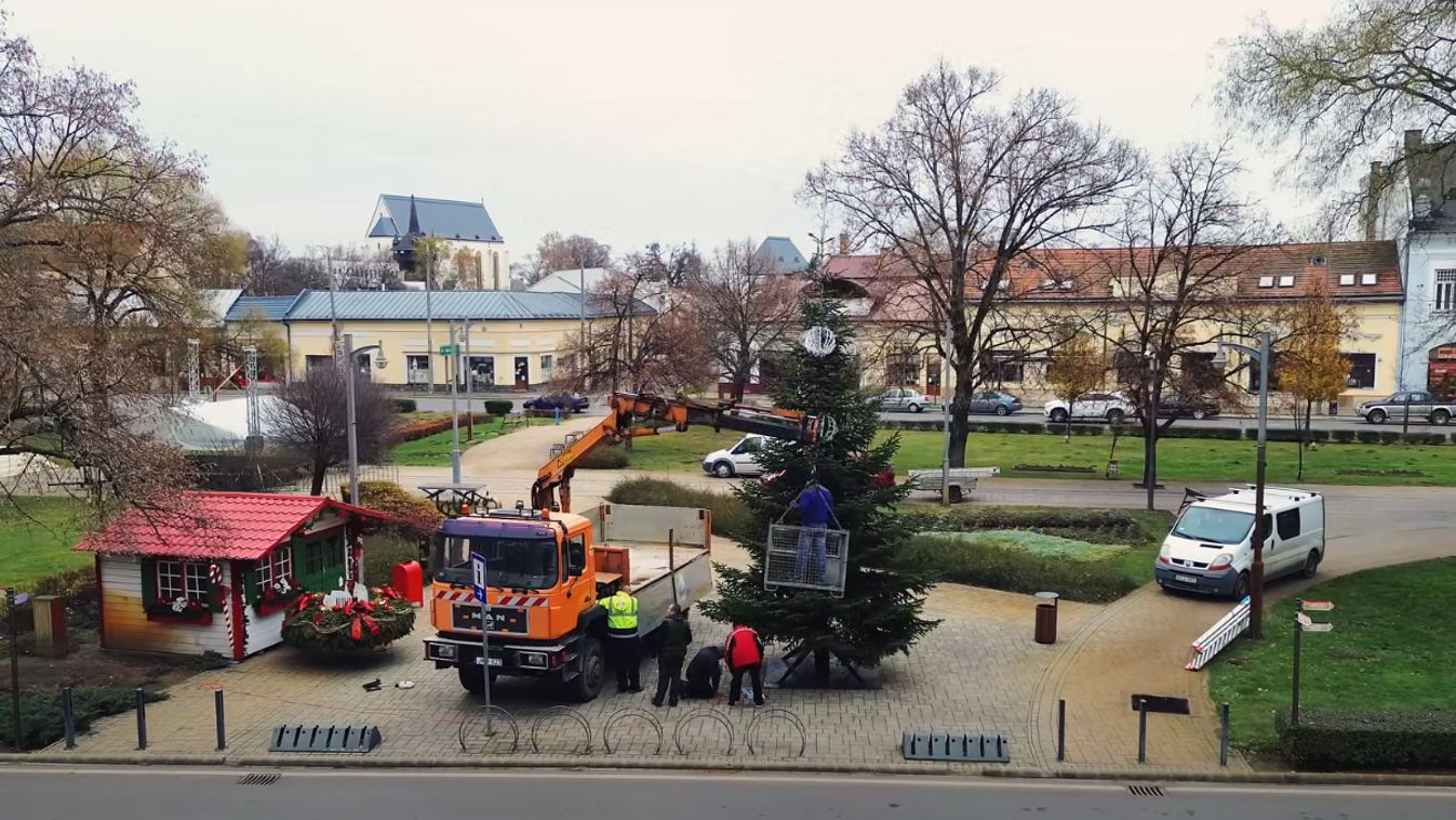 Nyírbátor karácsonyfája: helyére került a város fenyője