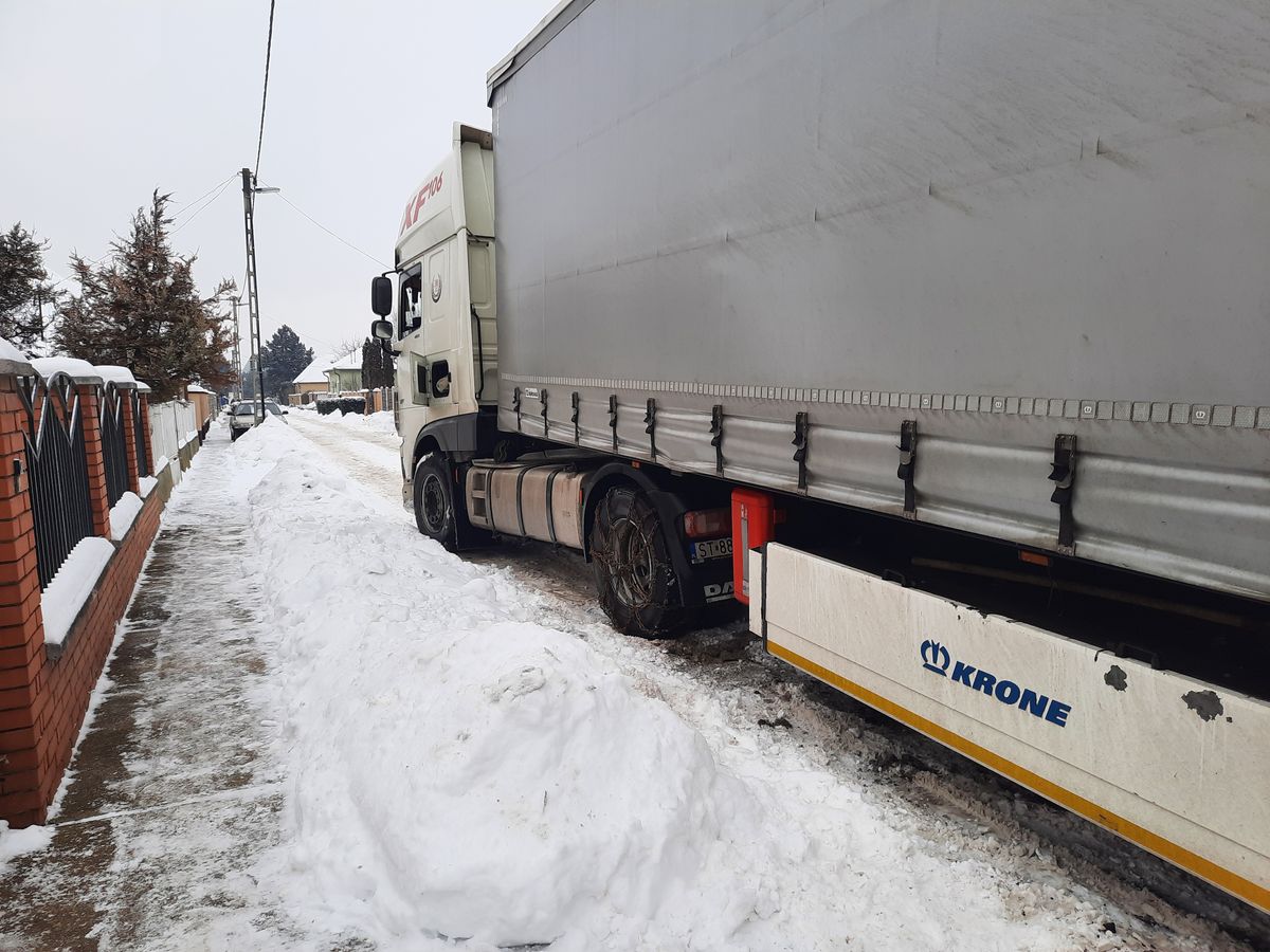 Kamion akadt el a hóban Borbányán