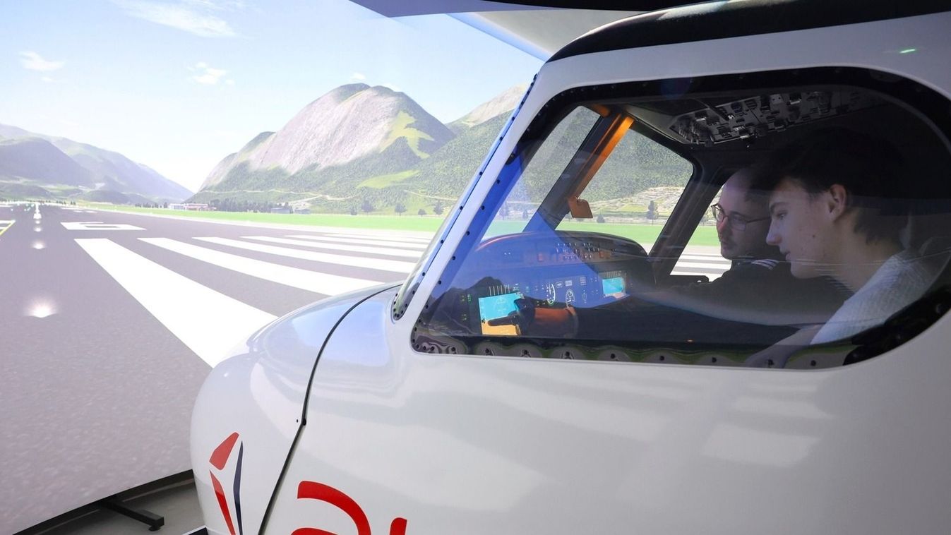 A nyílt napon repülőgép szimulátorokat is kipróbálhattak az érdeklődők